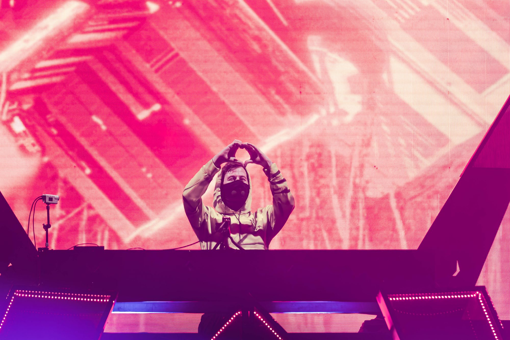 Alan Walker演出嗨翻 粉丝狂喊Encore不舍离场 - 辣手网